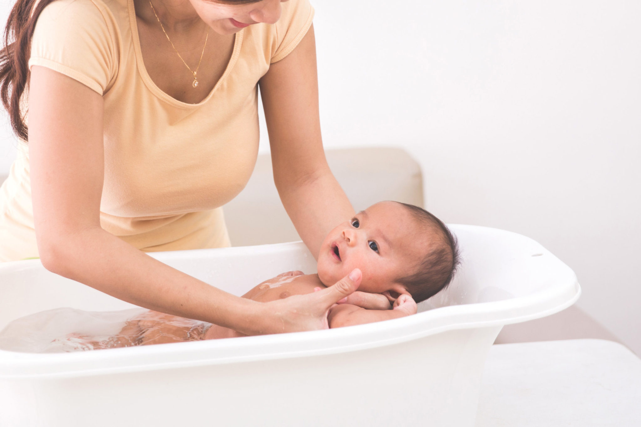 Ratgeber: Babys richtig baden • Kinderphysiotherapeutin gibt Tipps
