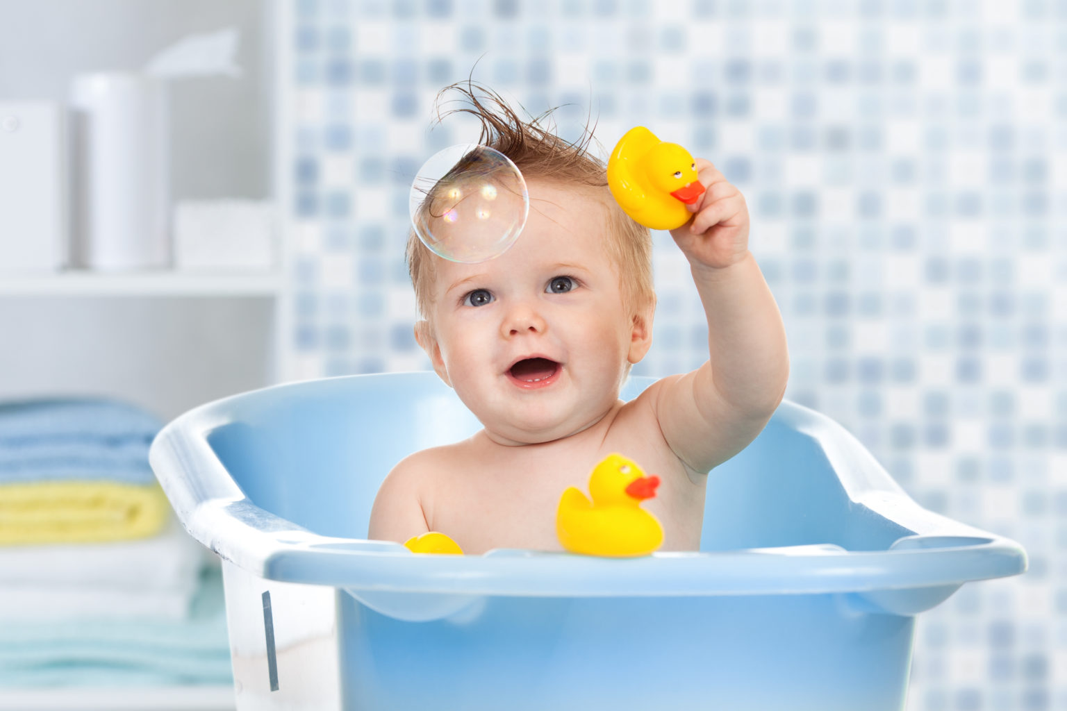 Ratgeber: Babys richtig baden • Kinderphysiotherapeutin gibt Tipps